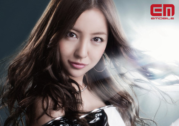 近未来の世界に突如大勢の板野友美が……イー・モバイル新CM | RBB TODAY