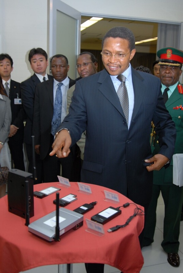 「iBurstは使いやすい技術」——タンザニアの大統領が京セラでiBurstを体験 1枚目の写真・画像 | RBB TODAY