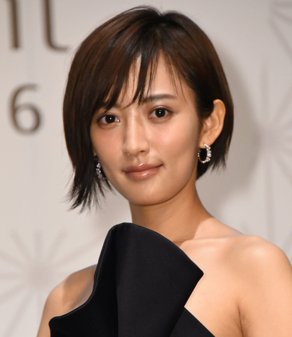 夏菜、制服姿に絶賛の声集まる「似合っていて可愛い」「まだまだ制服OK」 | RBB TODAY