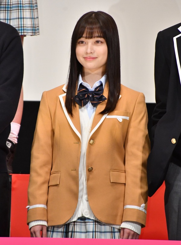 橋本環奈がミニスカの制服姿で登壇「懐かしく感じます」 1枚目の写真・画像 | RBB TODAY