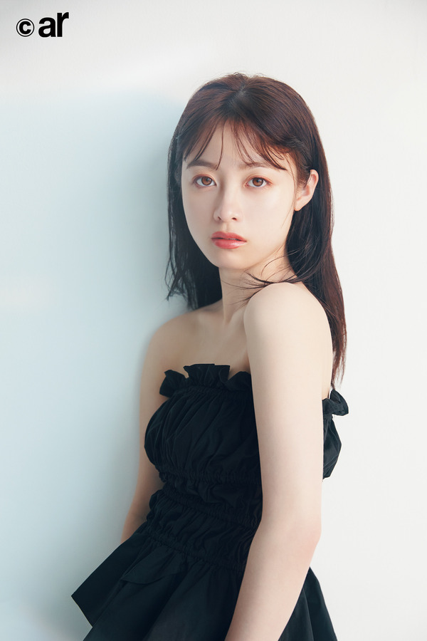 橋本環奈、ブラックドレスで色気倍増!『ar』表紙で肩見せセクシーに 1枚目の写真・画像 Rbb Today