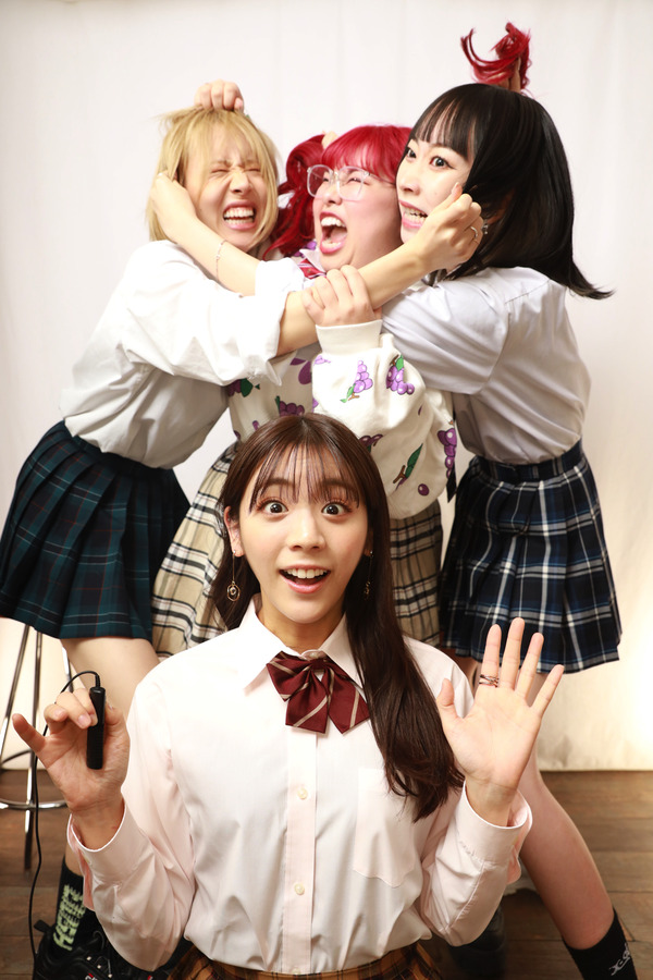 貴島明日香、ミニスカJK姿披露！普段よりノリノリのテンションに 2枚目の写真・画像 | RBB TODAY