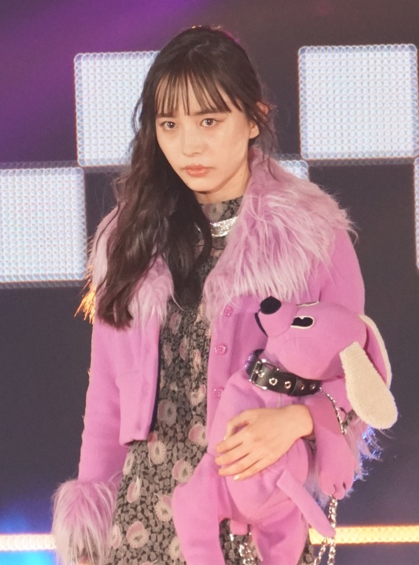 井桁弘恵がGirlsAward登場、ジッパーを開きお腹をチラ見せ！ 3枚目の写真・画像 | RBB TODAY