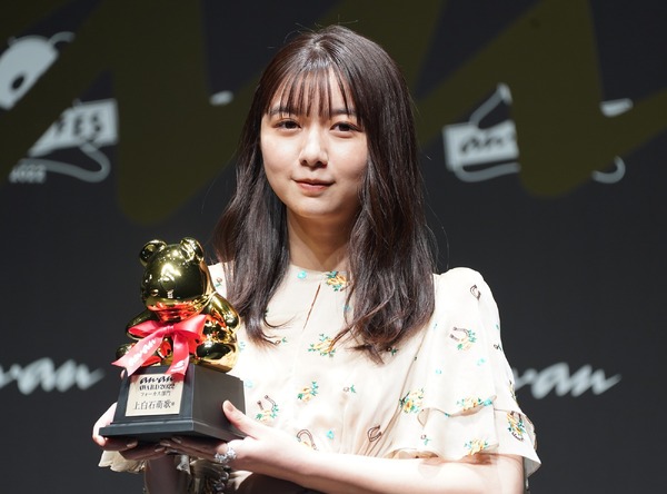 上白石萌歌が「anan AWARD 2022」受賞！美背中露出の大胆ドレスで登場 | RBB TODAY