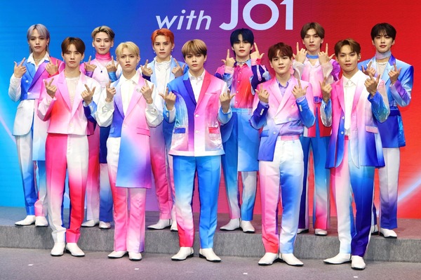 JO1、富士山望む山中湖の湖面でパフォーマンス「新たなジャンルを作れた」 | RBB TODAY