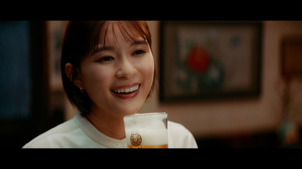 芳根京子、プライベートでは一人飲み！ビールCMで等身大の演技 | RBB TODAY