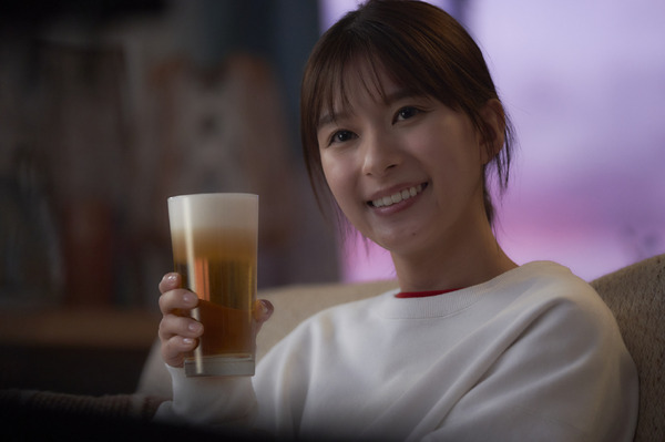 芳根京子、プライベートでは一人飲み！ビールCMで等身大の演技 6枚目の写真・画像 | RBB TODAY