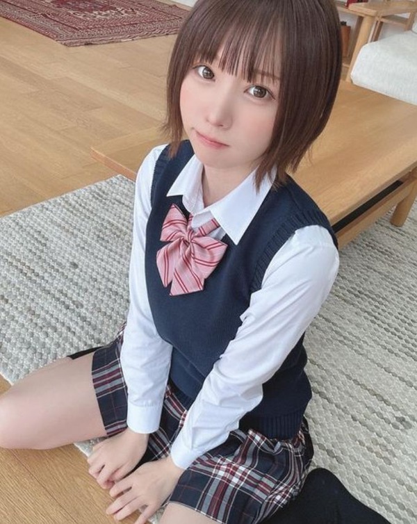 えなこ、制服姿のJKショットにファン歓喜！ 2枚目の写真・画像 | RBB TODAY