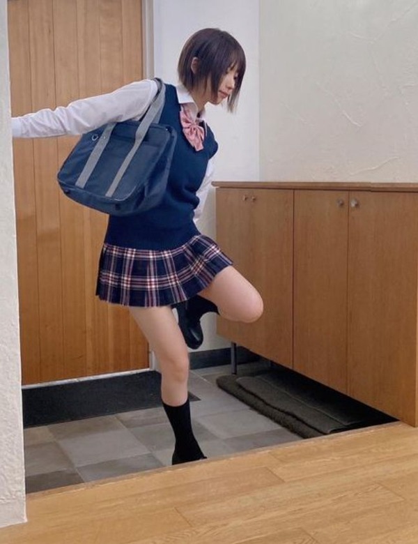 えなこ、制服姿のJKショットにファン歓喜！ 4枚目の写真・画像 | RBB TODAY