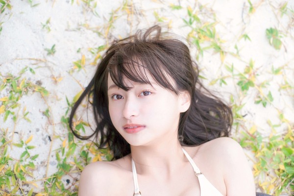 日向坂46・影山優佳、砂浜で抜群の透明感！写真集ポストカード | RBB TODAY