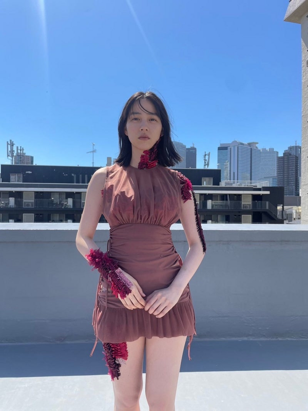 のん、超ミニ丈で美太もも大胆露出なオフショに「完全に美の女神」の声 Rbb Today