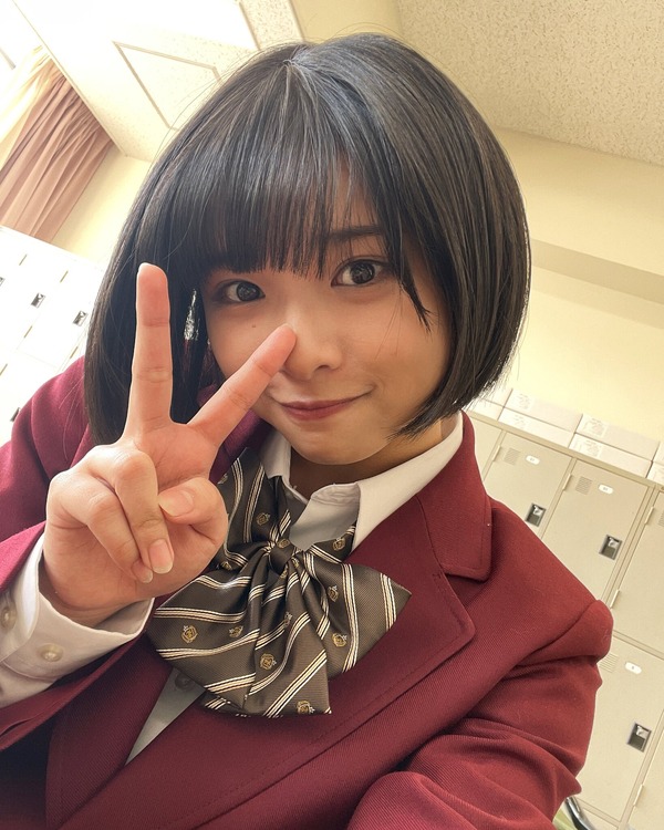 制服姿もキュート！桑島海空、ショートヘアJKの自撮りショット公開 | RBB TODAY