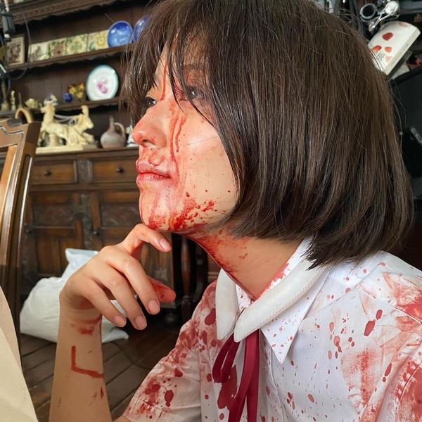 工藤美桜、衝撃の血まみれJK制服ショットに「凄い写真」 2枚目の写真・画像 | RBB TODAY