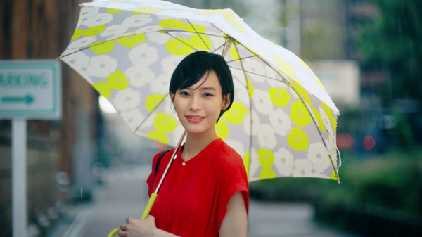 南沙良、新CMで変幻自在な“傘コーデ”！ 1枚目の写真・画像 | RBB TODAY