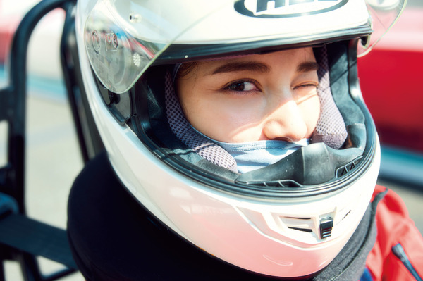 都丸紗也華、『旬撮GIRL』で艶姿！赤いツナギのジッパーを下ろして... 2枚目の写真・画像 | RBB TODAY