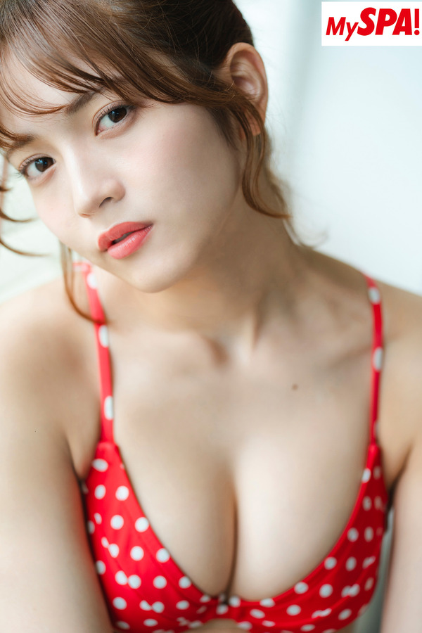 黒嵜菜々子、赤水着で魅せるアメリカンレトロGIRLに！「旬撮ガール」の秘蔵カット公開 | RBB TODAY