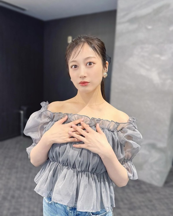 NMB48・川上千尋、ポニテ×オフショルダーで貴重な肩見せ「綺麗な鎖骨」「ドキドキします」 | RBB TODAY