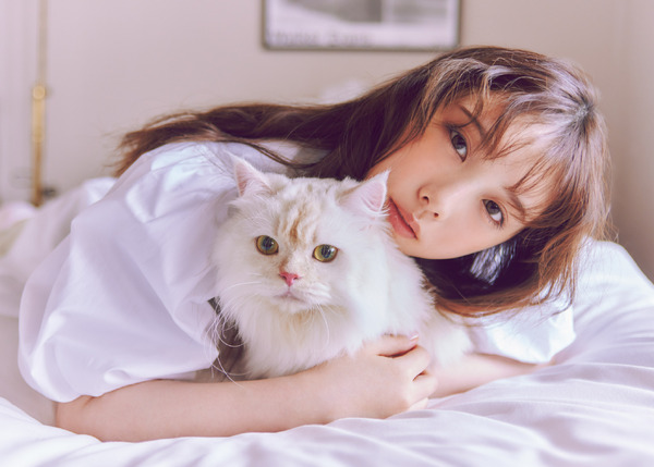 乃木坂46・与田祐希、愛猫と一緒に雑誌『bis』へ 旬のアイドル＆モデルも多数登場 | RBB TODAY