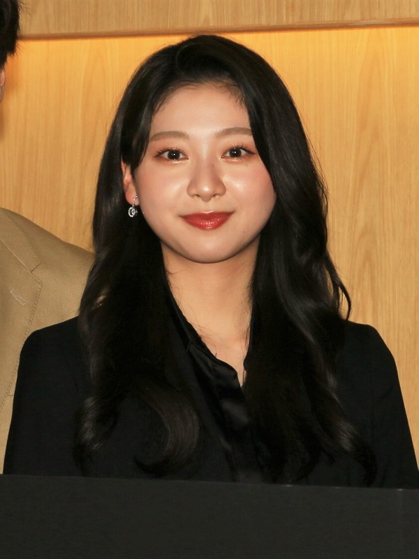 日向坂46・富田鈴花＆櫻坂46・守屋麗奈、水に魔法をかけると！？ 1枚目の写真・画像 | RBB TODAY