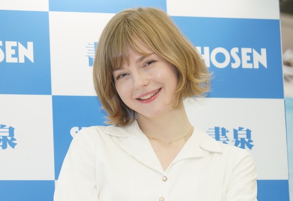 人気youtuberエラ・フレイヤ、写真集で大胆ランジェリー姿を披露「ポーズと照明がすごくきれい」 Rbb Today
