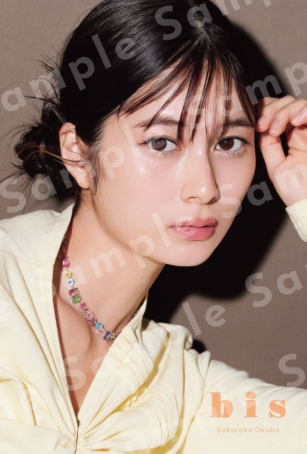 浜辺美波の射貫くようなまなざしにドキッ…『bis』冬号で初表紙 3枚目の写真・画像 | RBB TODAY