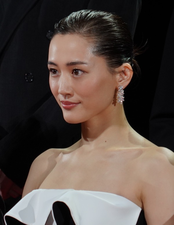 綾瀬はるか、2024年TV-CM放送回数ランキングでトップに！ 会社数では川口春奈が首位 | RBB TODAY