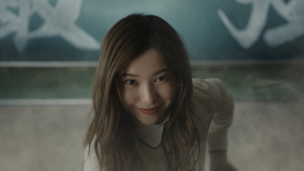 吉高由里子先生が迫力満点の瓦割り！ 「ヨシタカ先生」シリーズ新CMで新たな挑戦 | RBB TODAY