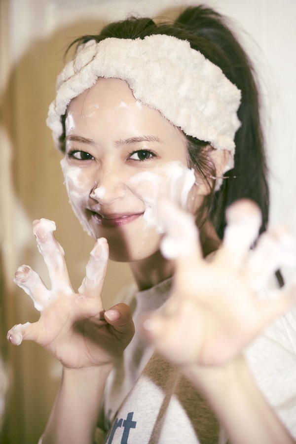 日向坂46・佐々木久美、洗顔中のお茶目なデコ出しショット！ 1st写真集『めくる日々』先行カット第8弾 | RBB TODAY