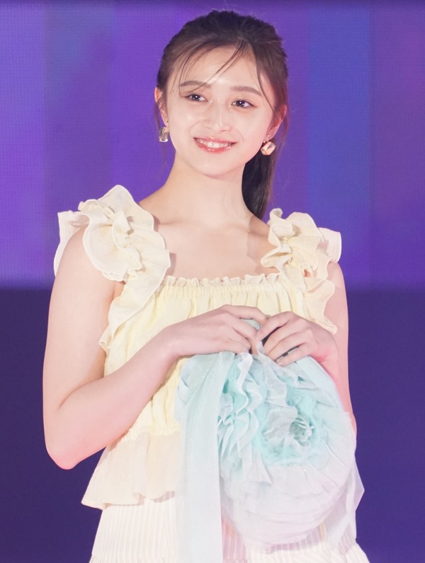 乃木坂46・井上和、写真集メイキングで美背中大胆露出 | RBB TODAY