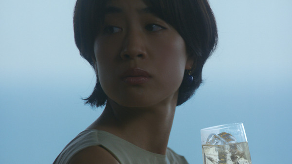 松田龍平と石橋静河が大人旅…サントリー『碧Ao』新CM 4枚目の写真・画像 | RBB TODAY