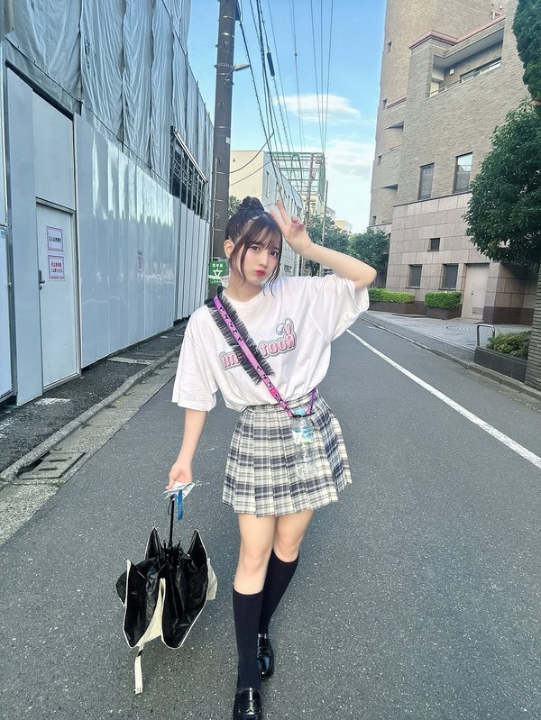 黒嵜菜々子、ミニスカ&ハイソックスの“JKコーデ”が可愛すぎる！ | RBB TODAY