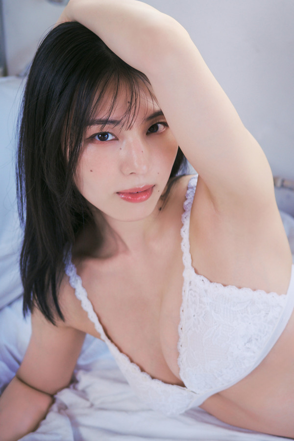 元乃木坂46・相楽伊織、白ランジェリーで妖艶な表情！『FLASH』で表紙を飾る | RBB TODAY